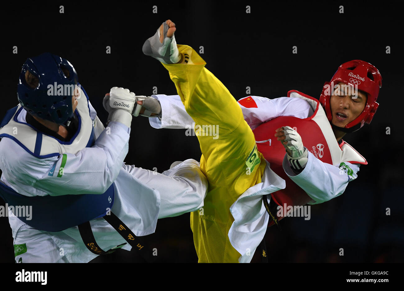 Rio De Janeiro, Brazil. 20th Aug, 2016. China's Qiao Sen (R) competes ...