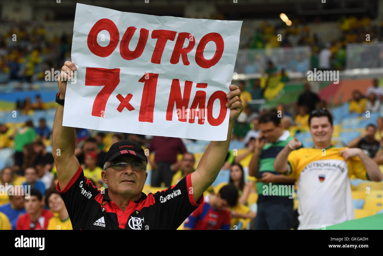 Rio de Janeiro, Brazil. 20th Aug, 2016. A spectator holds a poster ...