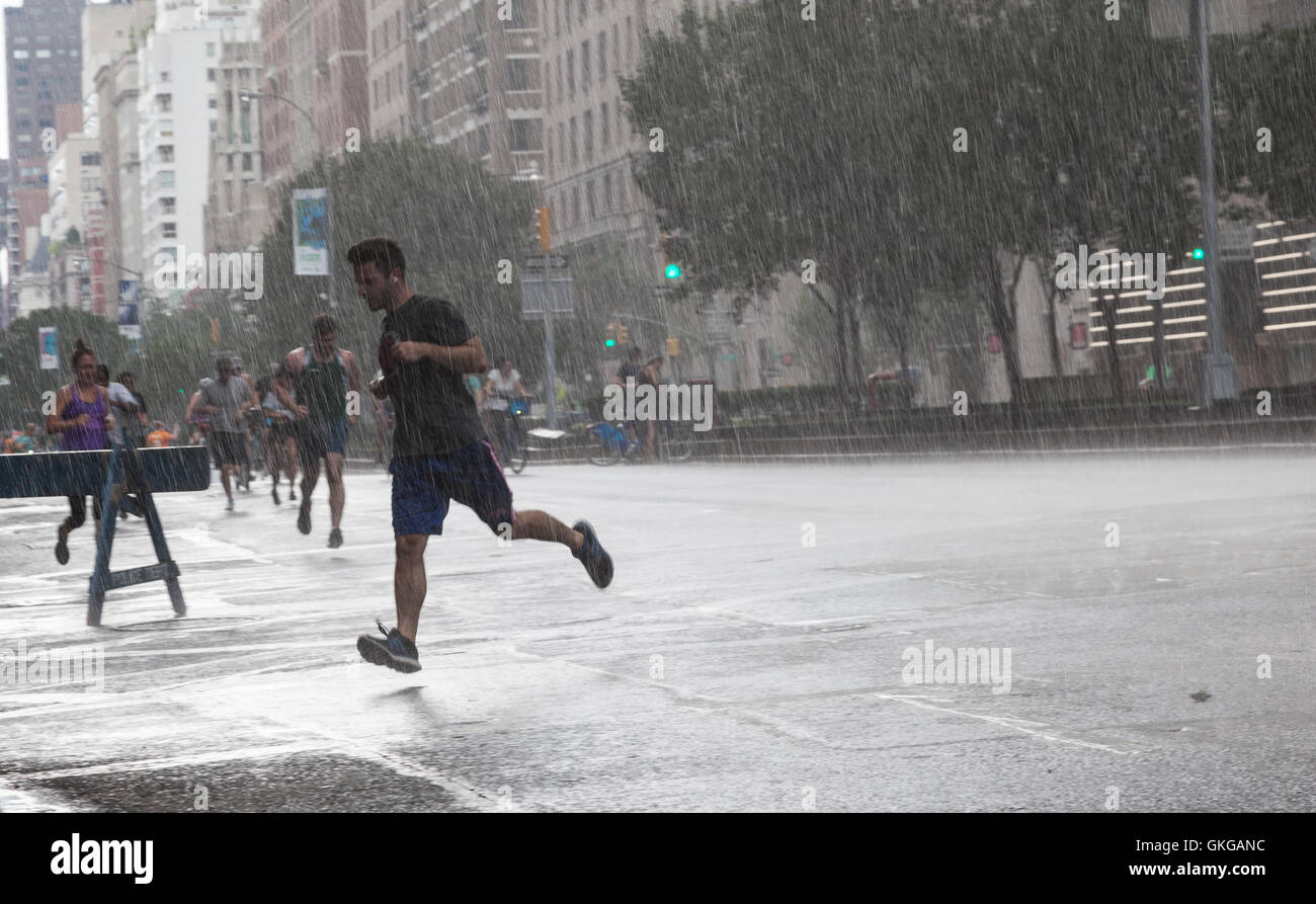 New York, USA. 20th August, 2016. Running under the rain in Park Avenue ...