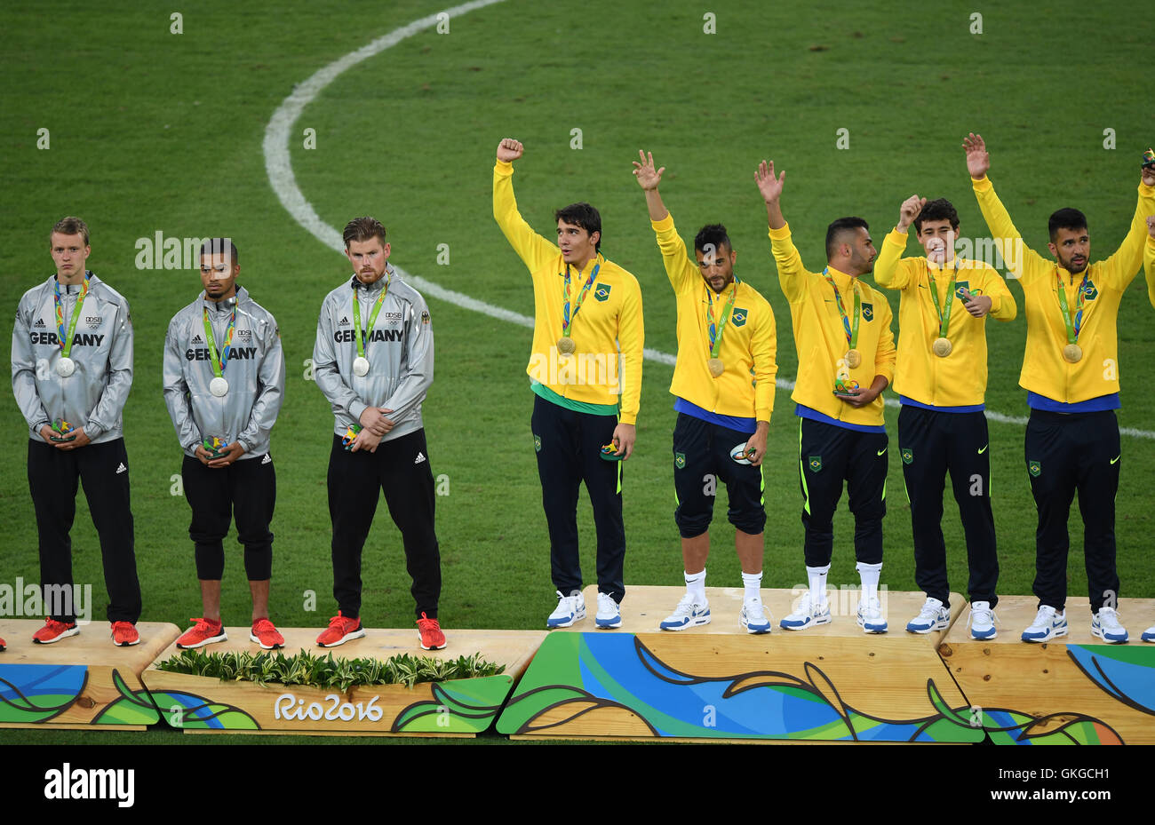 Rio de Janeiro, Brazil. 20th Aug, 2016. Brazilian players (R) celebrate ...