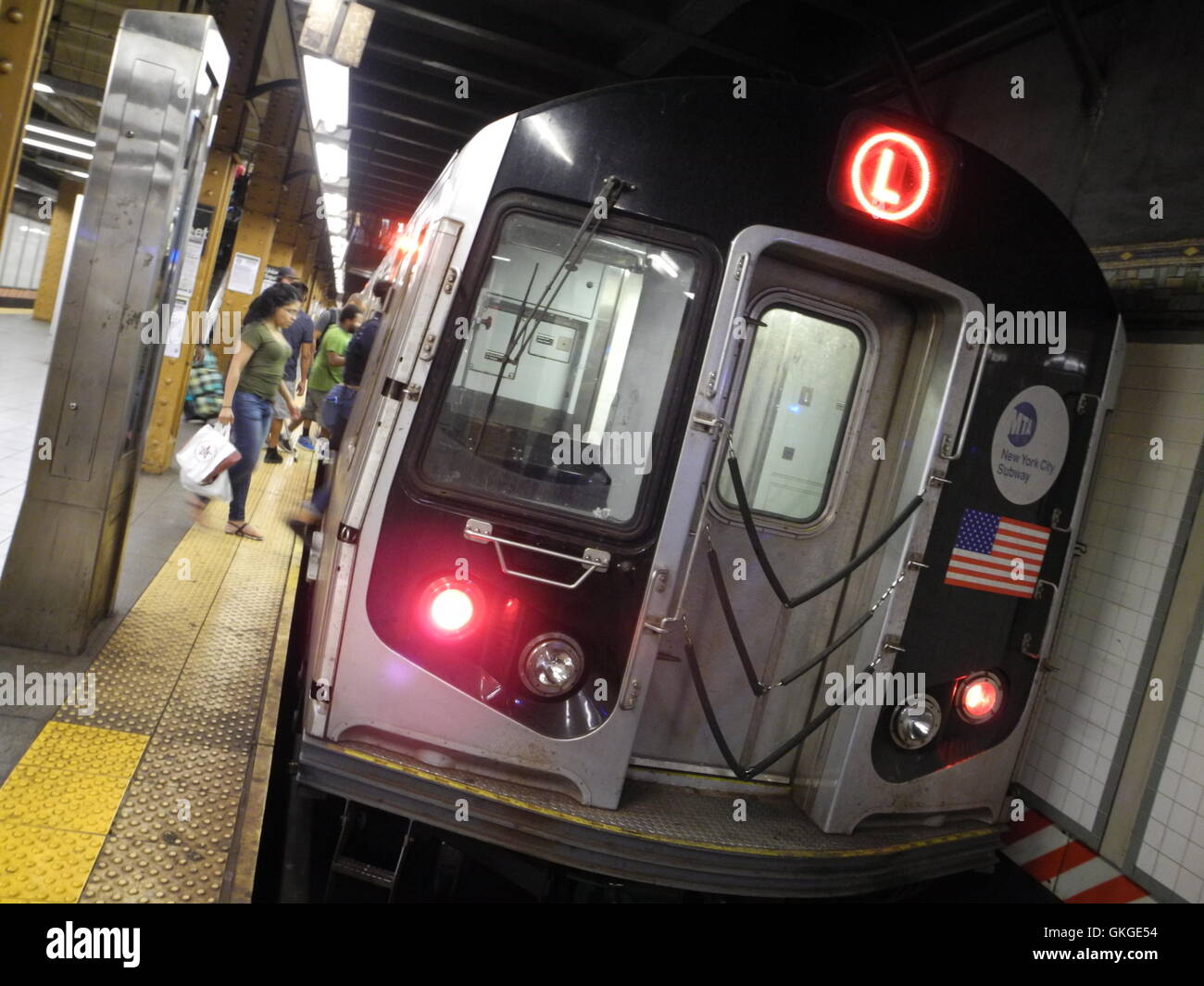 New York, US. 9th Aug, 2016. People catching a subway train of the L ...