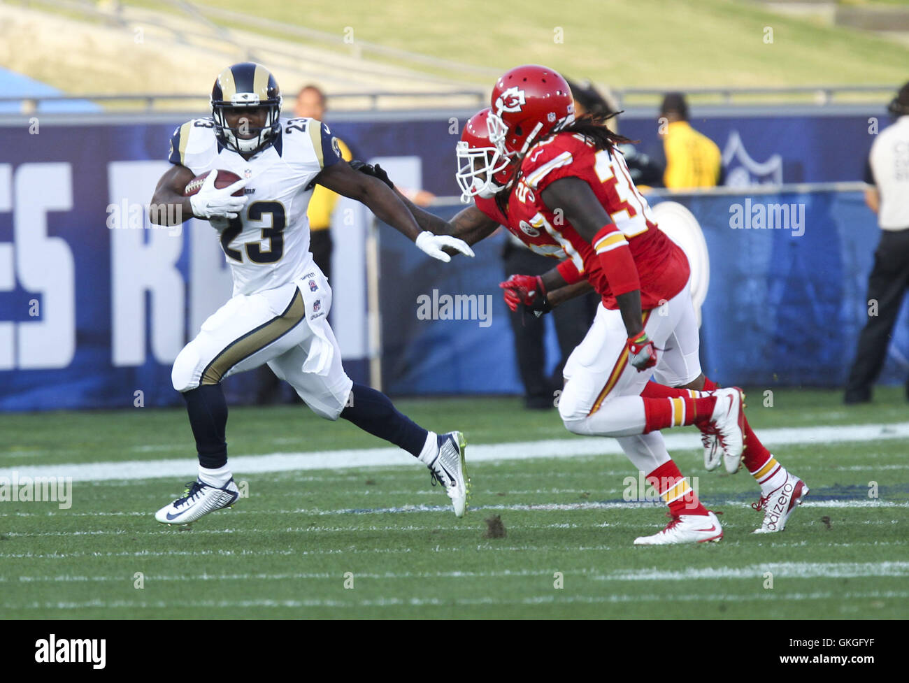 Nfl fighting hi-res stock photography and images - Alamy
