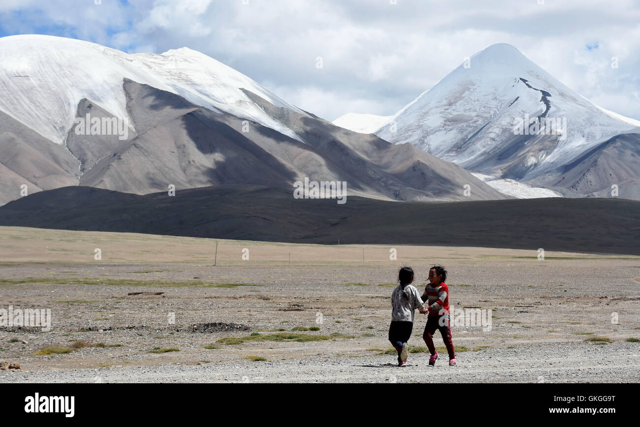 Golmud, Qinghai, China. 21st Aug, 2016. shows two Tibetan children ...