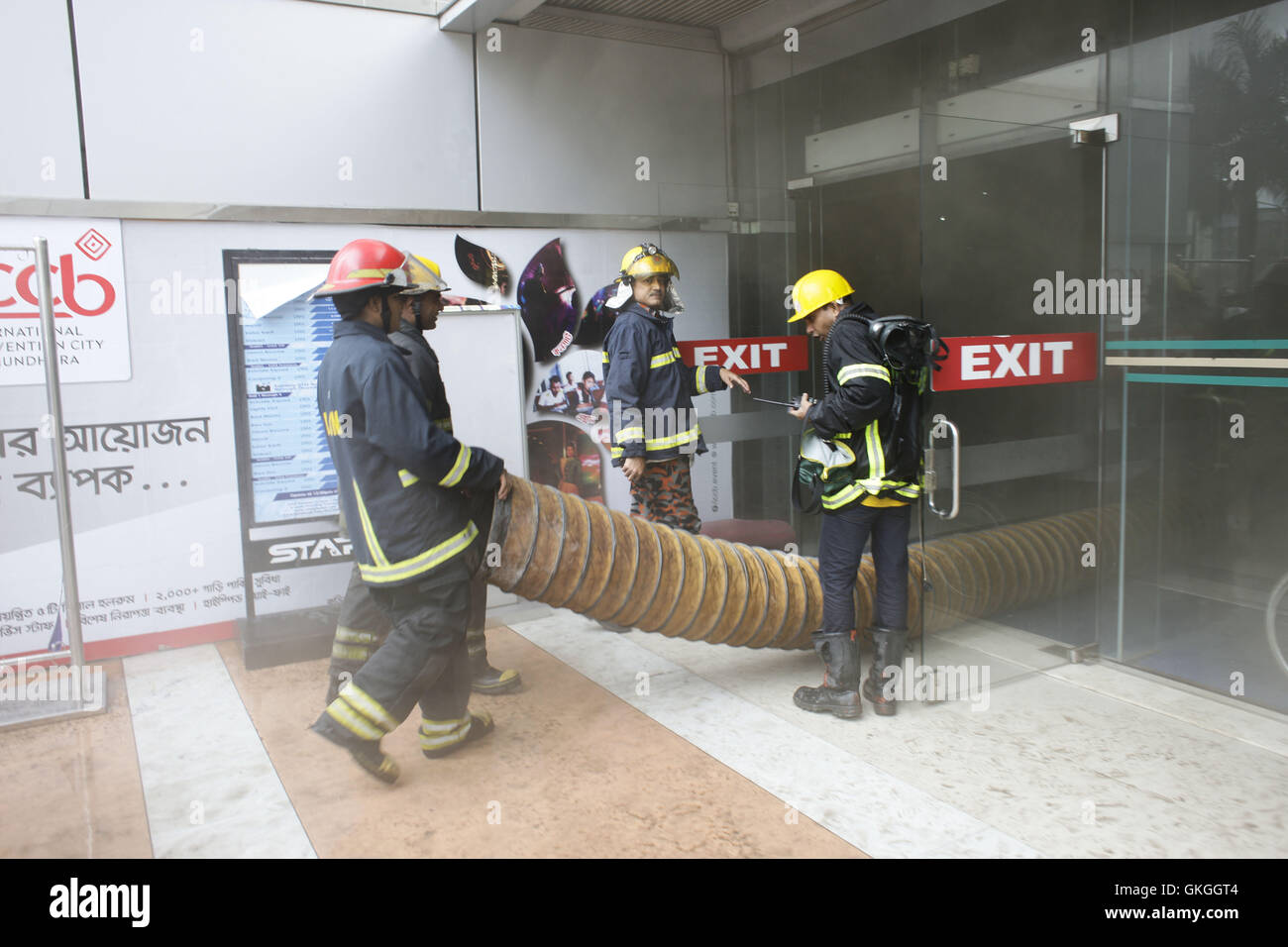 Dhaka, Bangladesh. 21st Aug, 2016. Bangladeshi fire fighters team goes ...
