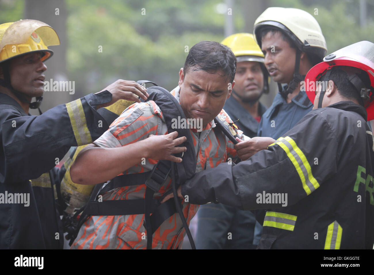 Dhaka, Bangladesh. 21st Aug, 2016. Bangladeshi fire fighters prepare to ...