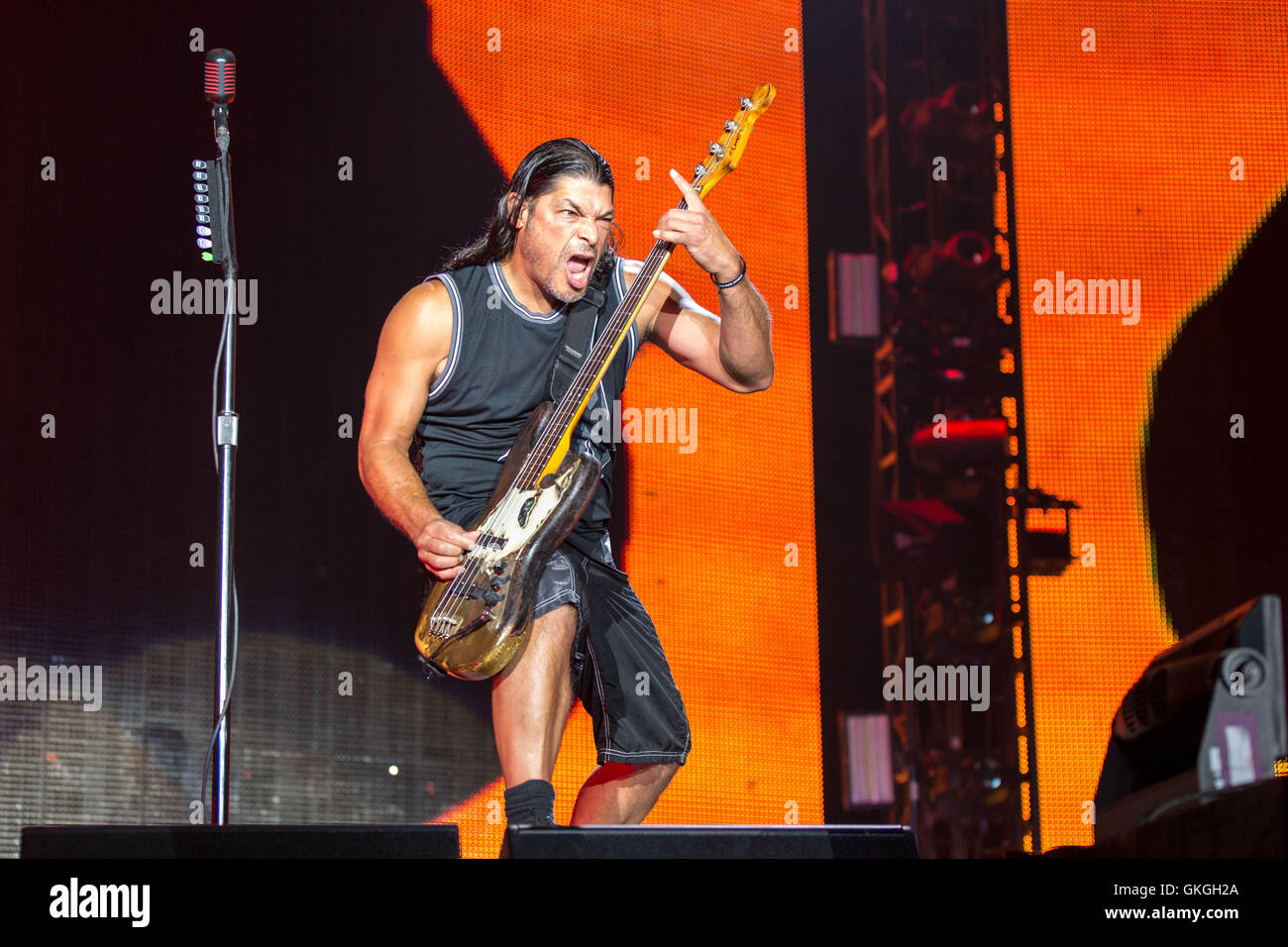 Minneapolis, Minnesota, USA. 20th Aug, 2016. Bassist ROBERT TRUJILLO of ...