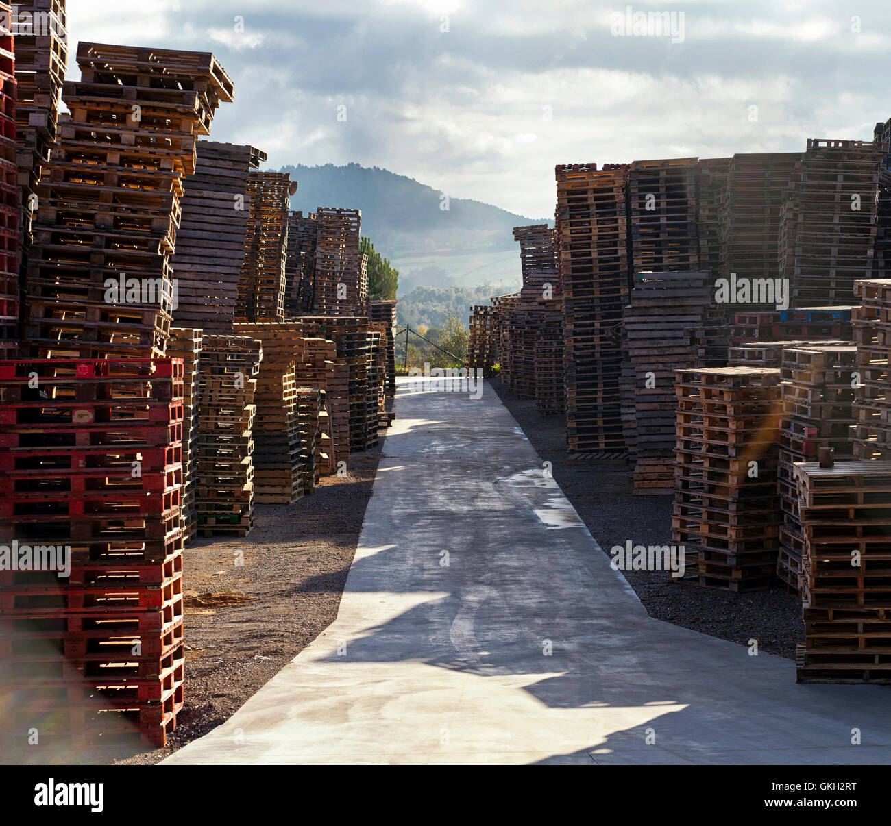 Stacking pallets hi-res stock photography and images - Alamy