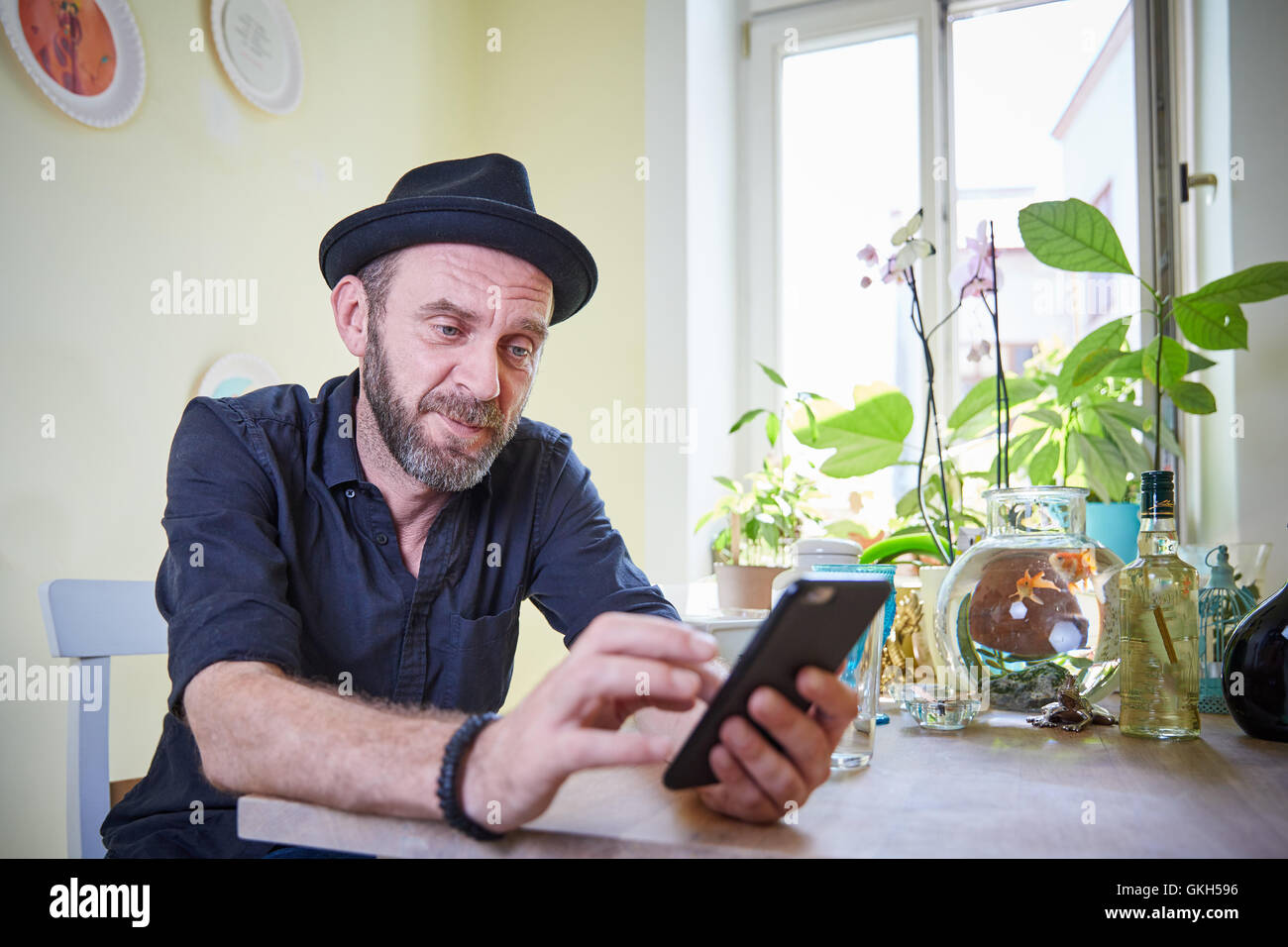 Man sitting in chair with iphone hi-res stock photography and images ...