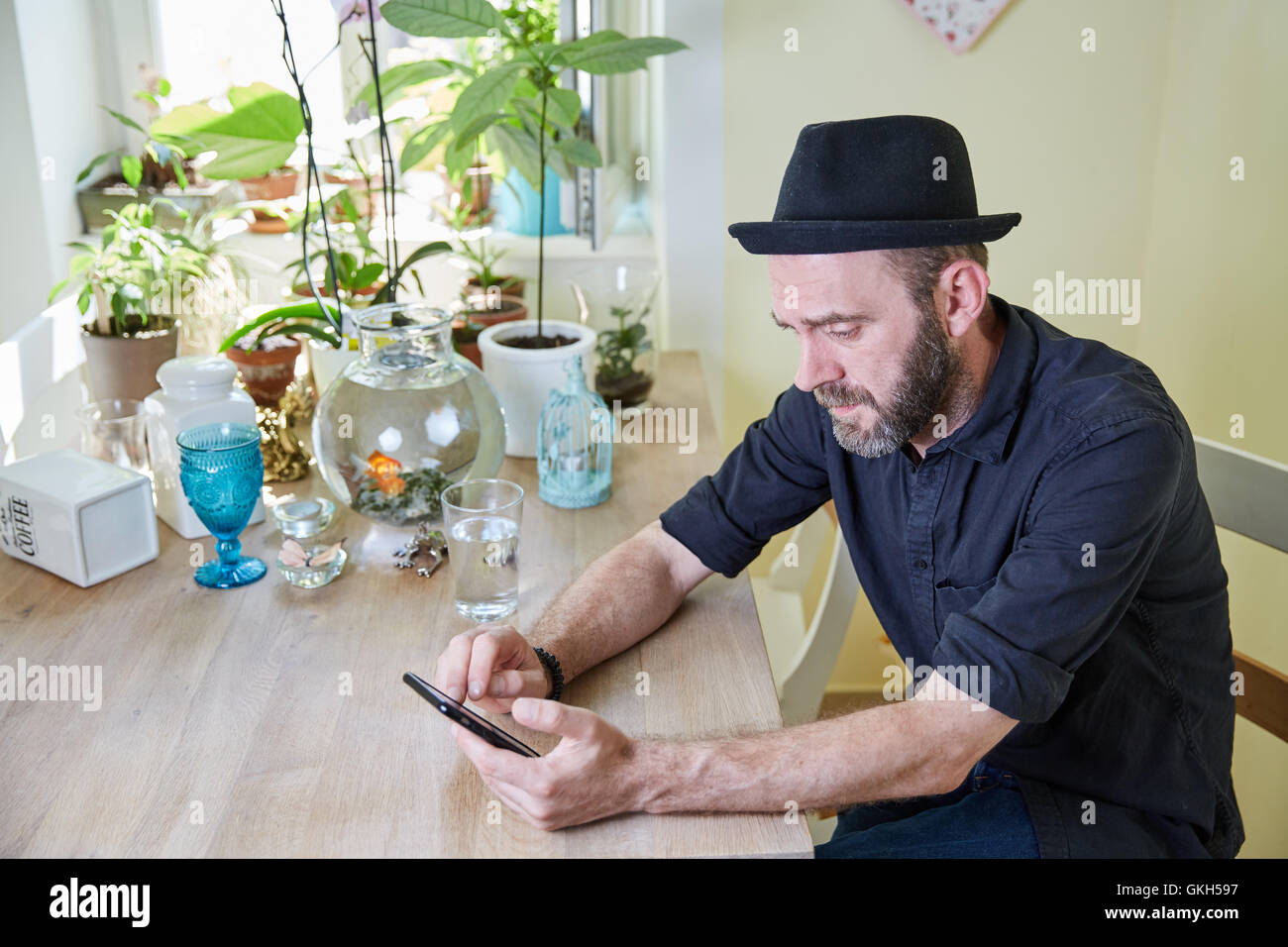 Man sitting in chair with iphone hi-res stock photography and images ...