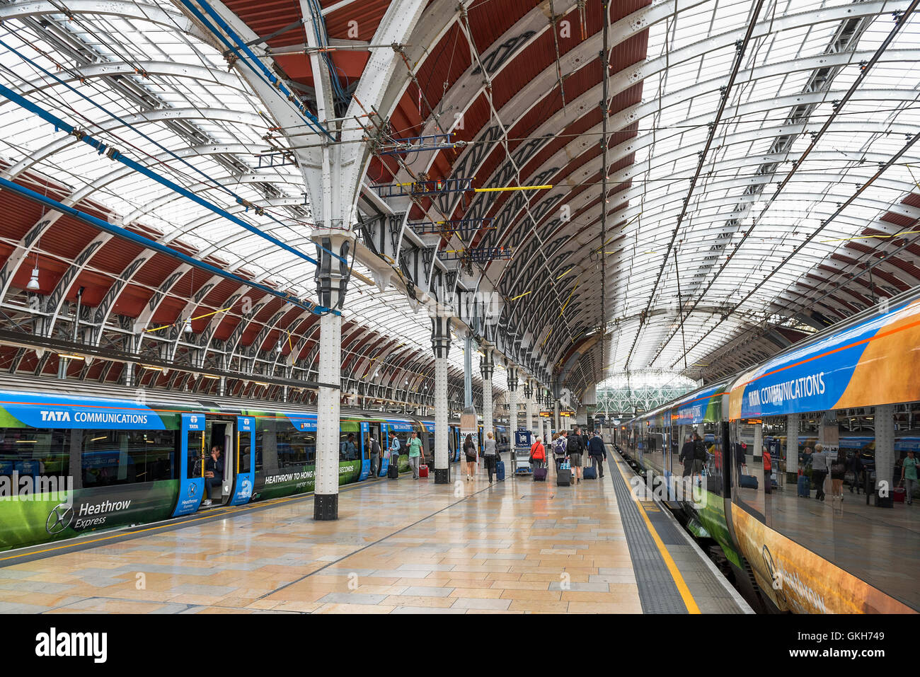 At the platform at Paddington railway station Stock Photo - Alamy