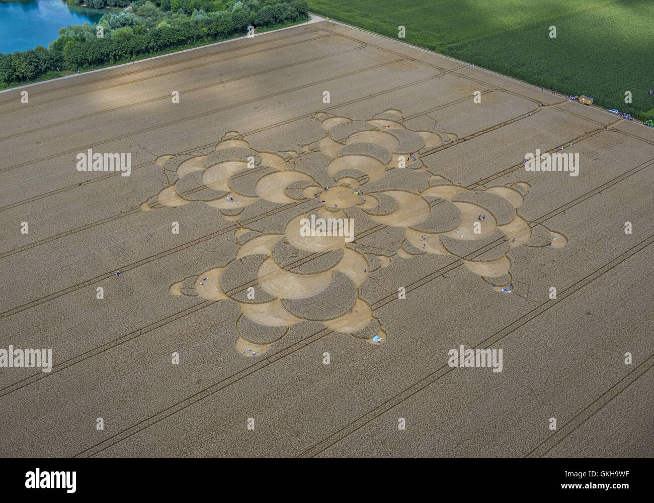 Crop circle in field near hi-res stock photography and images - Alamy