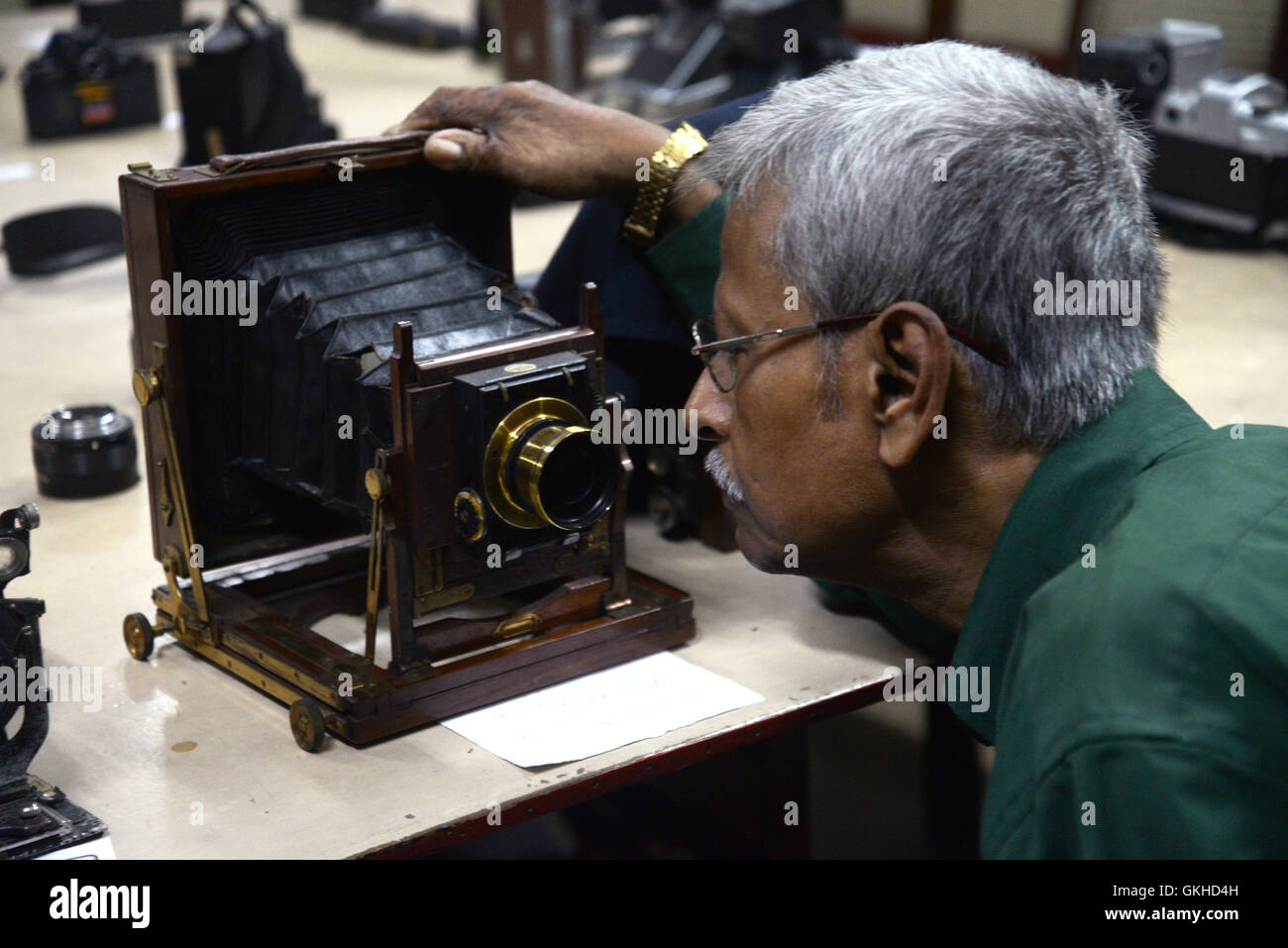 Kolkata, India. 19th Aug, 2016. Photography enthusiasts observing the ...