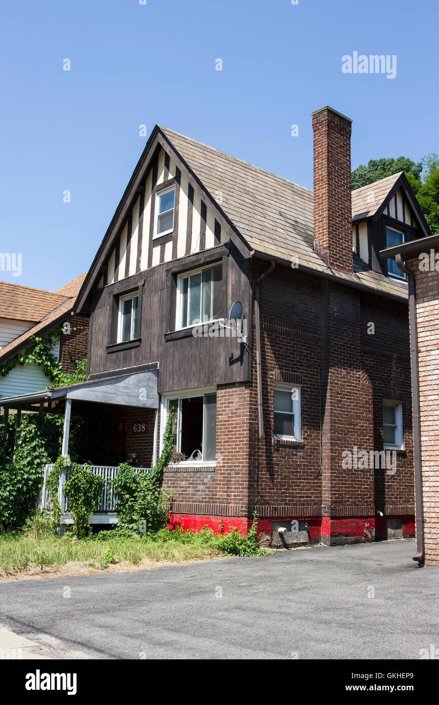 Boarded up house Stock Photo - Alamy