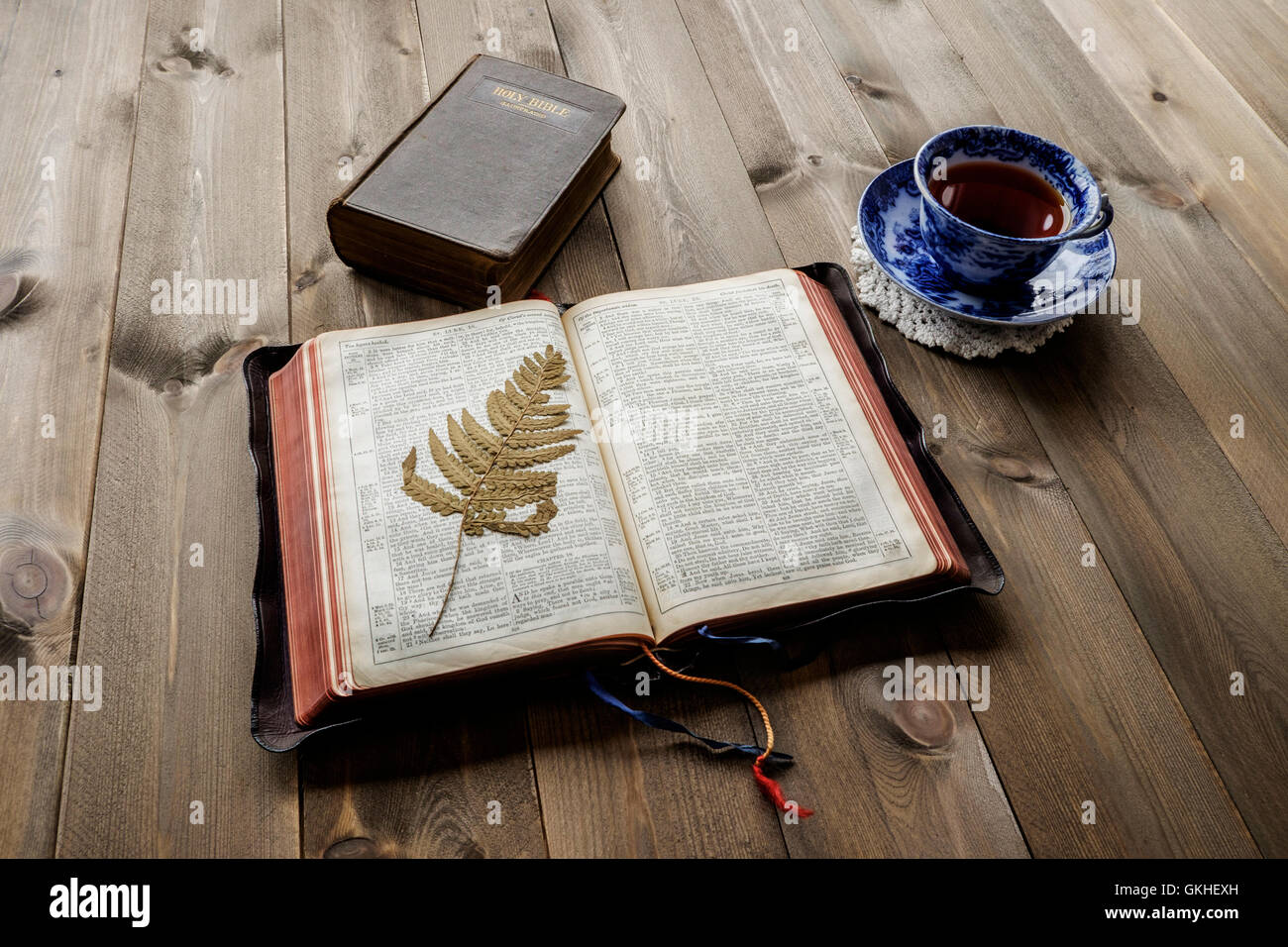 Closed bible hi-res stock photography and images - Alamy