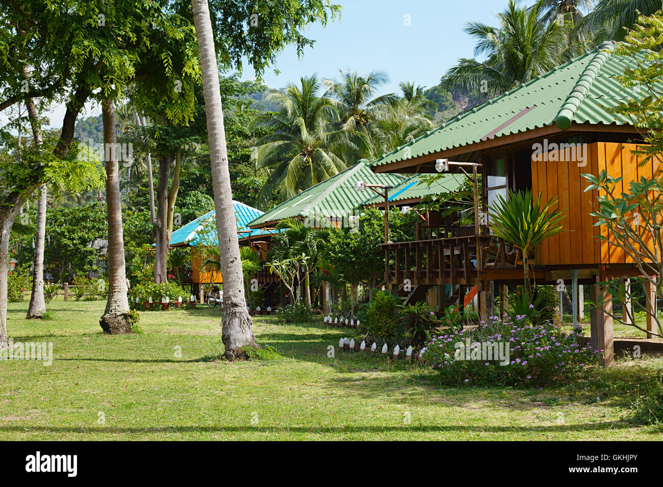 Bungalow straw hut jungle resort hi-res stock photography and images ...