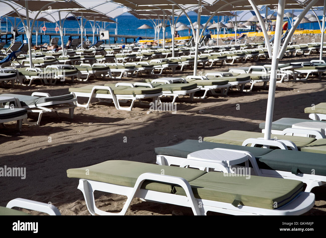 empty deck chairs on an uninhabited tropical beach Stock Photo - Alamy