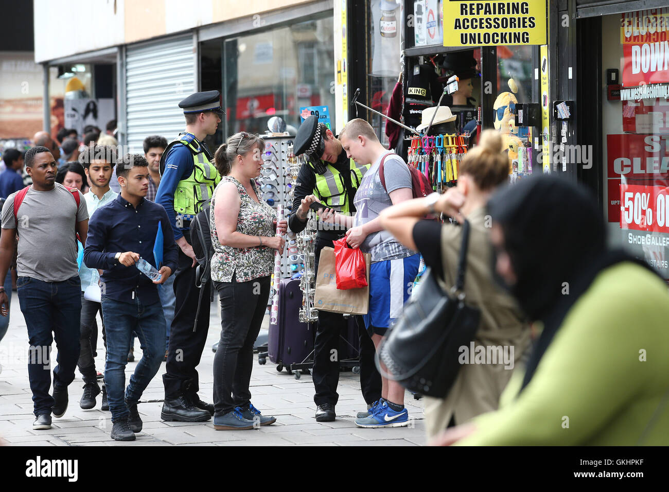 UK, London : Police PCSO's help tourist with directions on Oxford ...