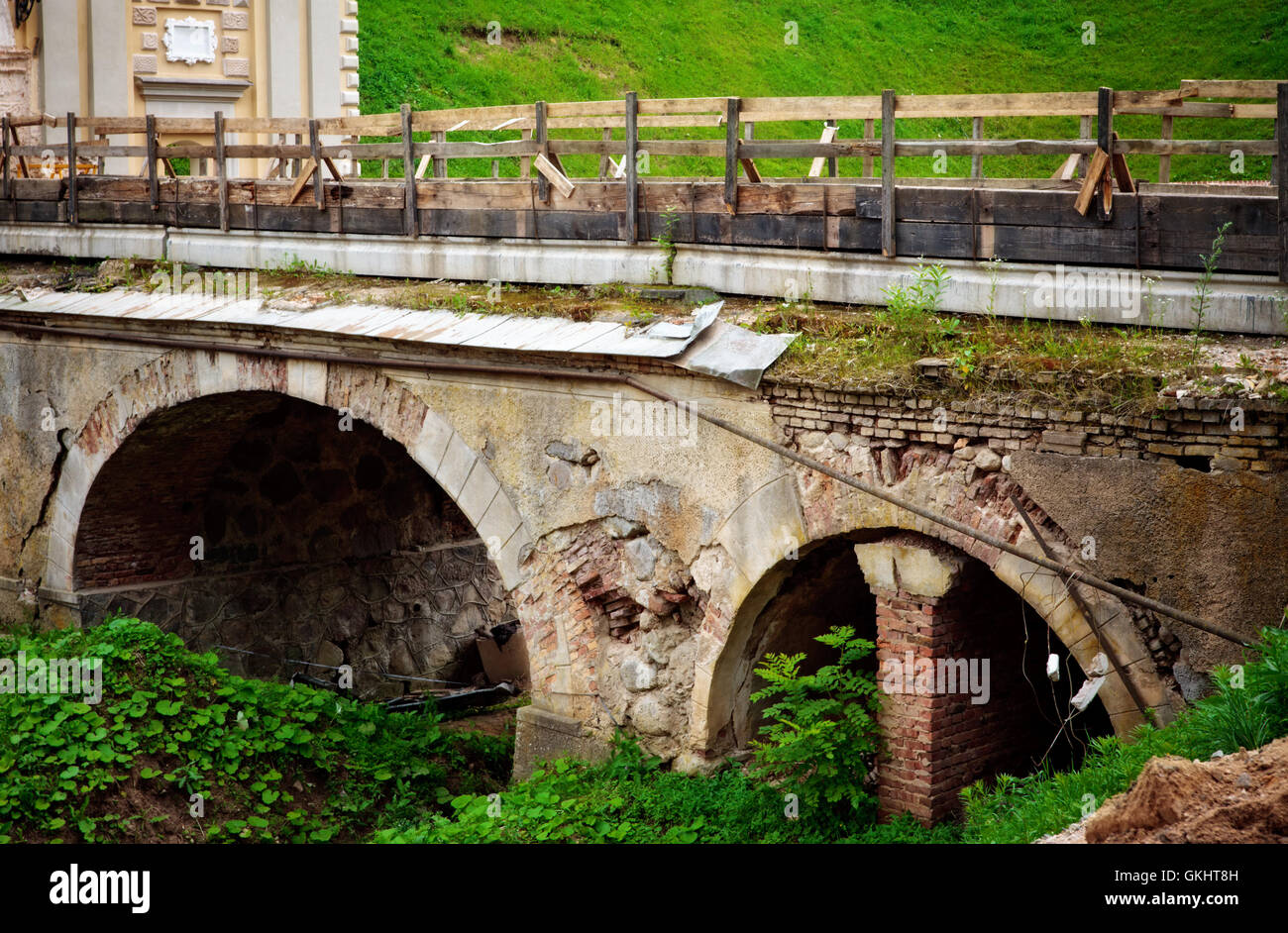 Destroyed stone bridge hi-res stock photography and images - Alamy