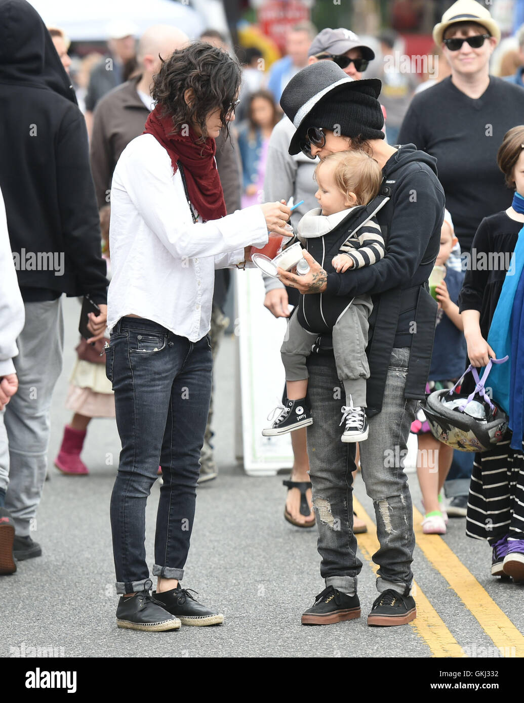 Sara Gilbert and Linda Perry take their son Rhodes to the Farmers ...