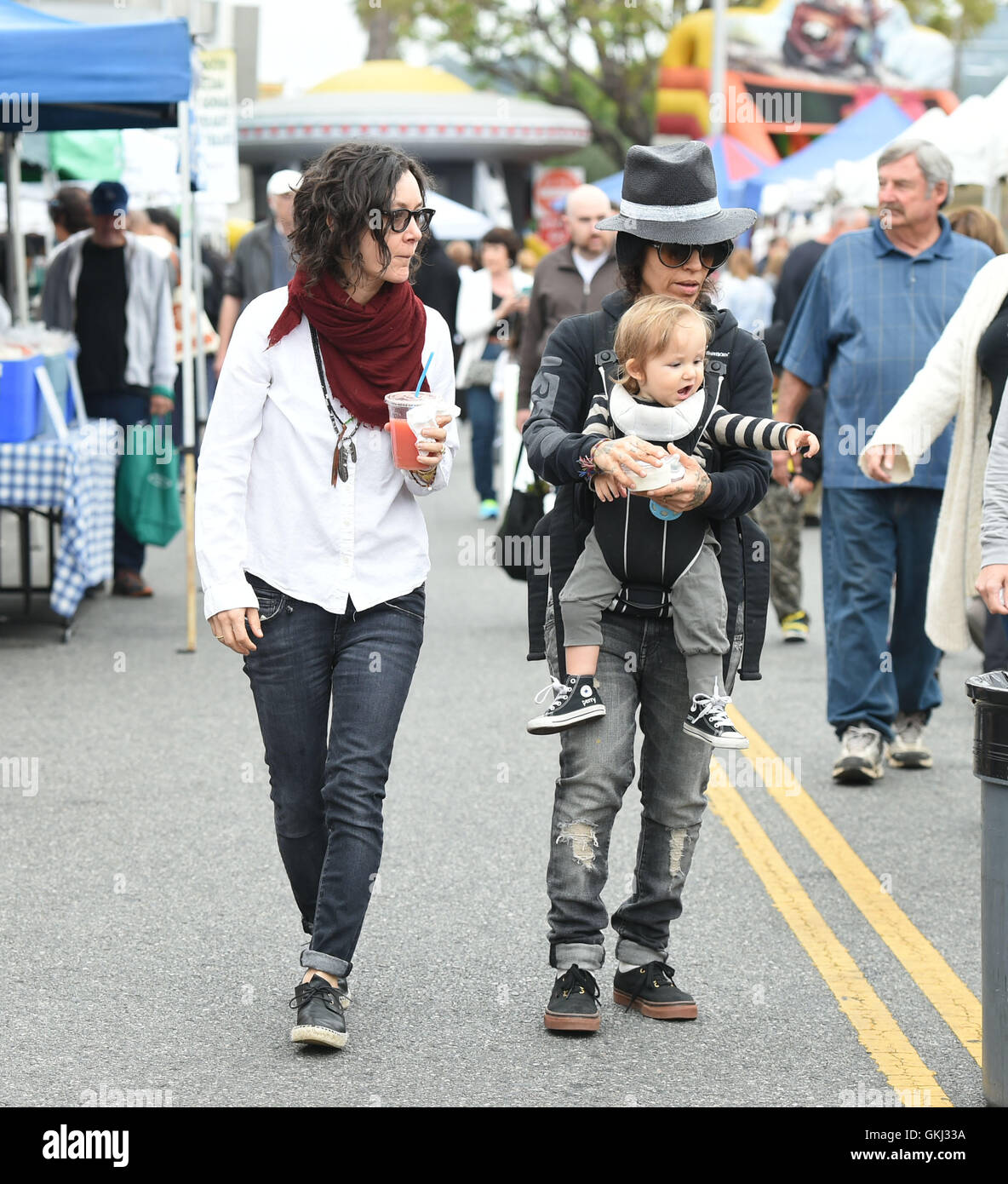 Sara Gilbert and Linda Perry take their son Rhodes to the Farmers ...