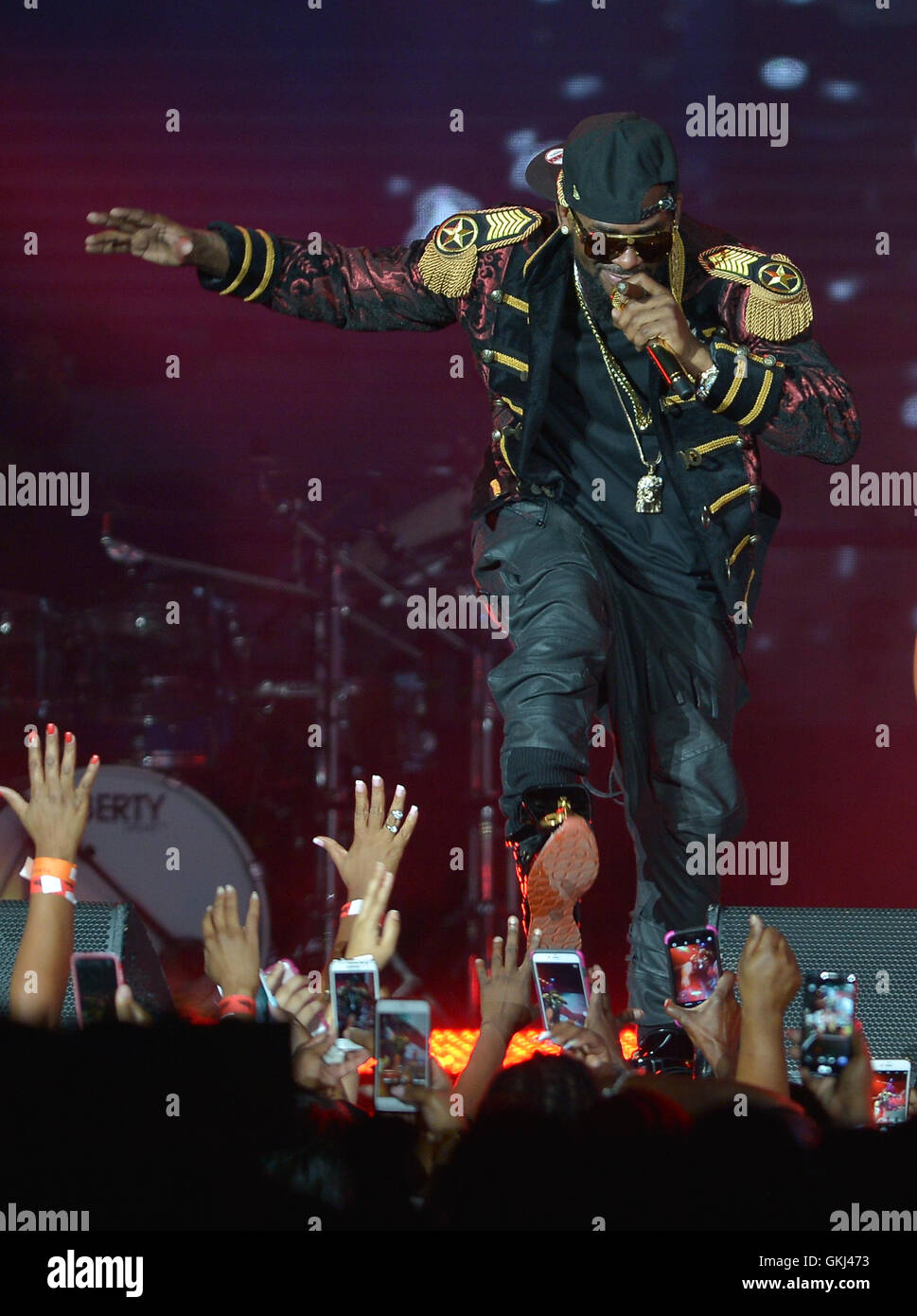 R Kelly performs live in concert during his 'The Buffet Tour' at ...