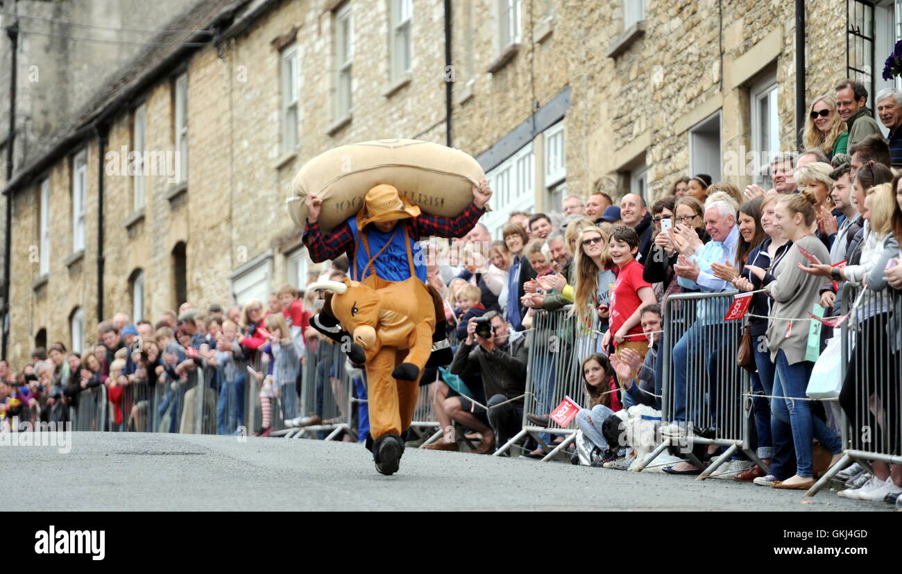 The Tetbury Woolsack Races in Gloucestershire, England, on Bank Holiday ...