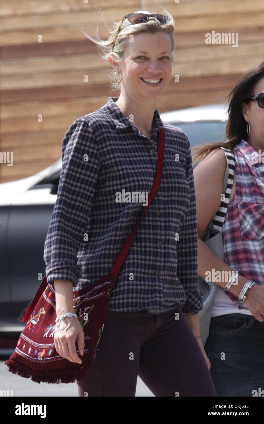 Amy Smart grabs lunch with friends at Gracias Madre restaurant ...