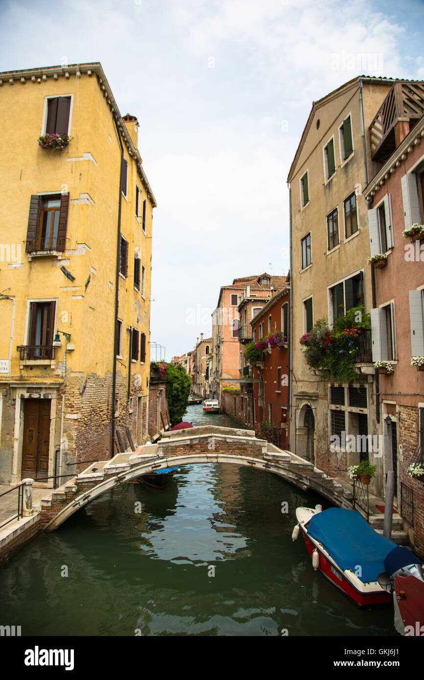 Bridge parapet hi-res stock photography and images - Alamy
