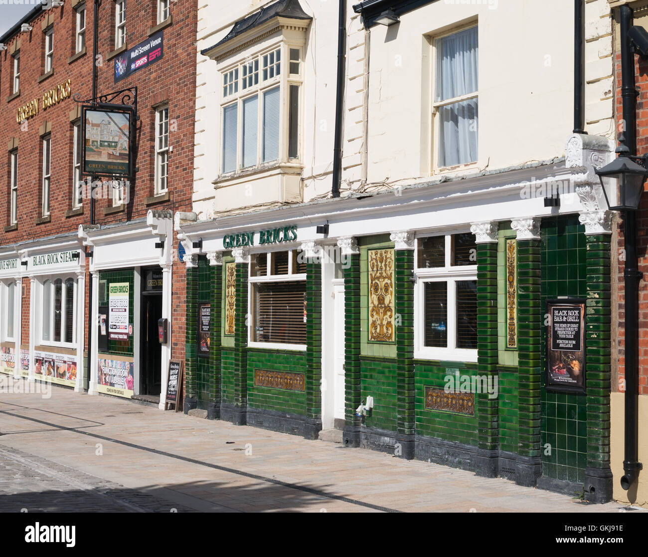 Green bricks hull pub hi-res stock photography and images - Alamy