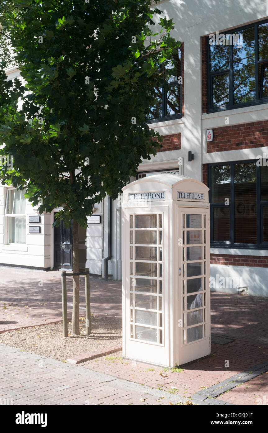 Hull cream telephone box hi-res stock photography and images - Alamy