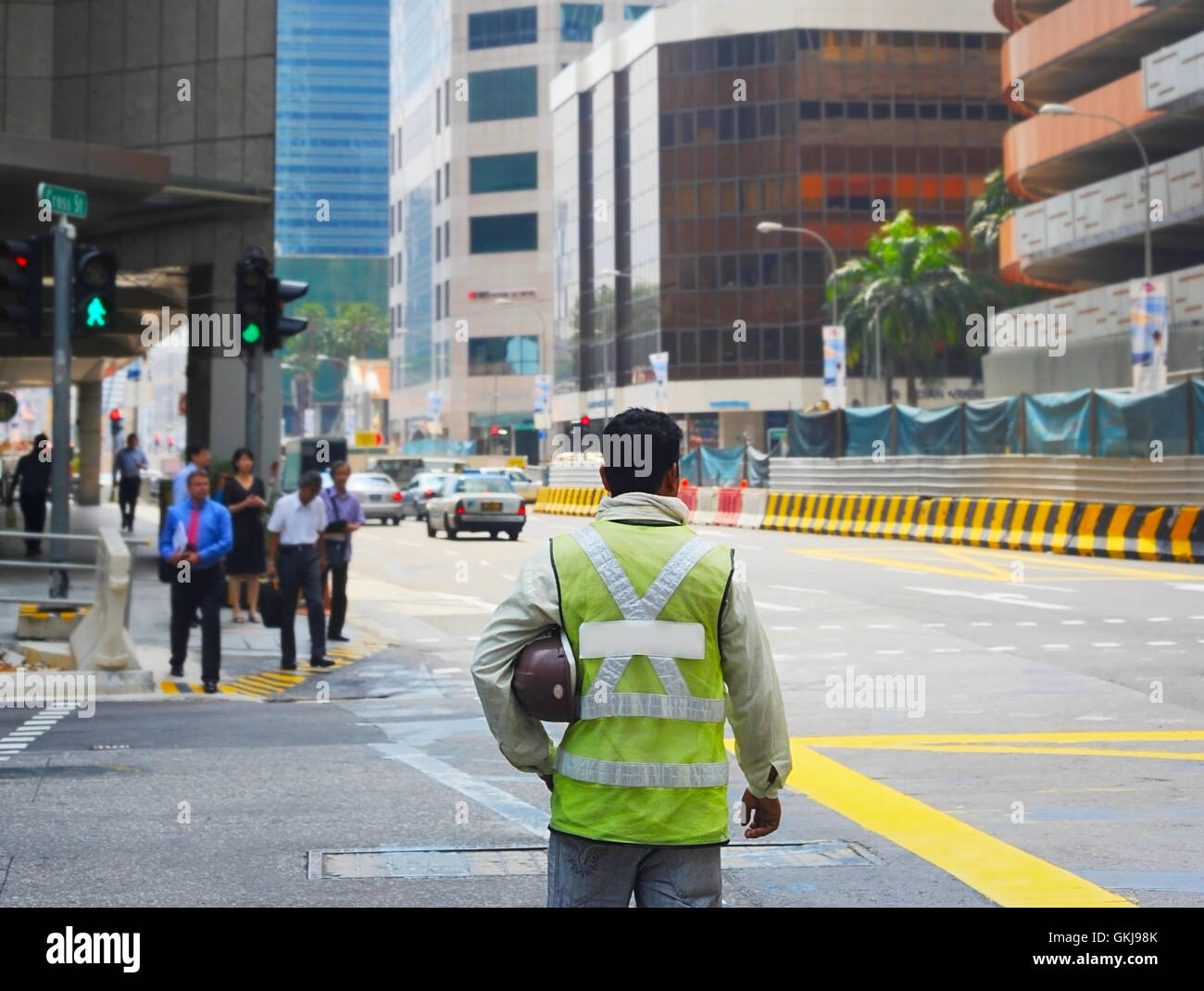 Worker crossing the street in Downtown of Singapore Stock Photo - Alamy
