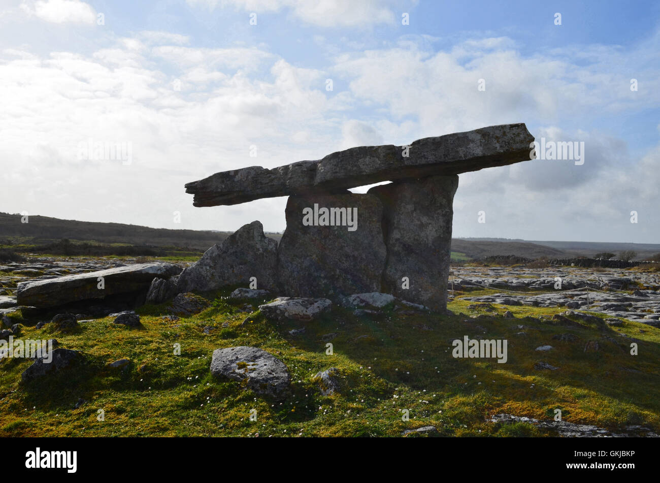 Poulnabrone portal tomb side view Stock Photo - Alamy