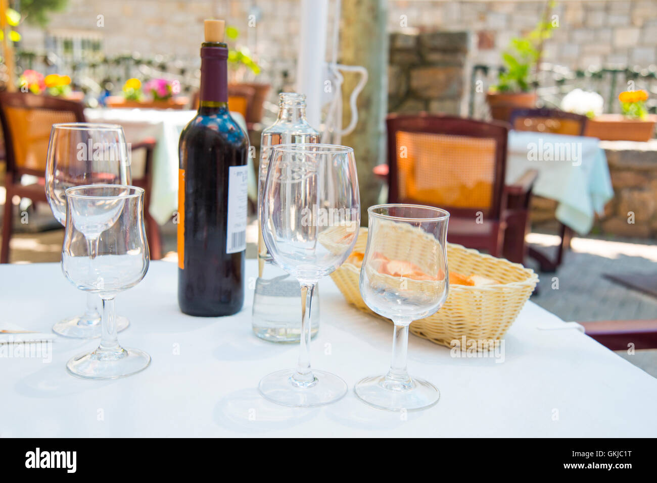 Set table hi-res stock photography and images - Alamy