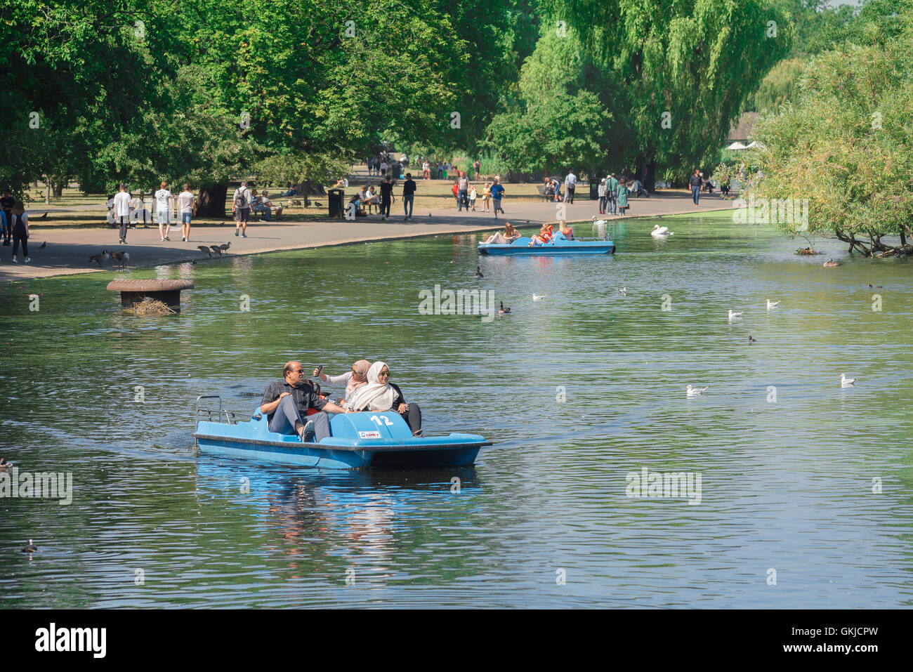 London park summer, view of tourists in Regent's Park enjoying a summer ...