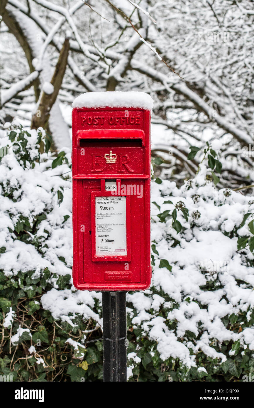 Postbox and snow and uk hi-res stock photography and images - Alamy