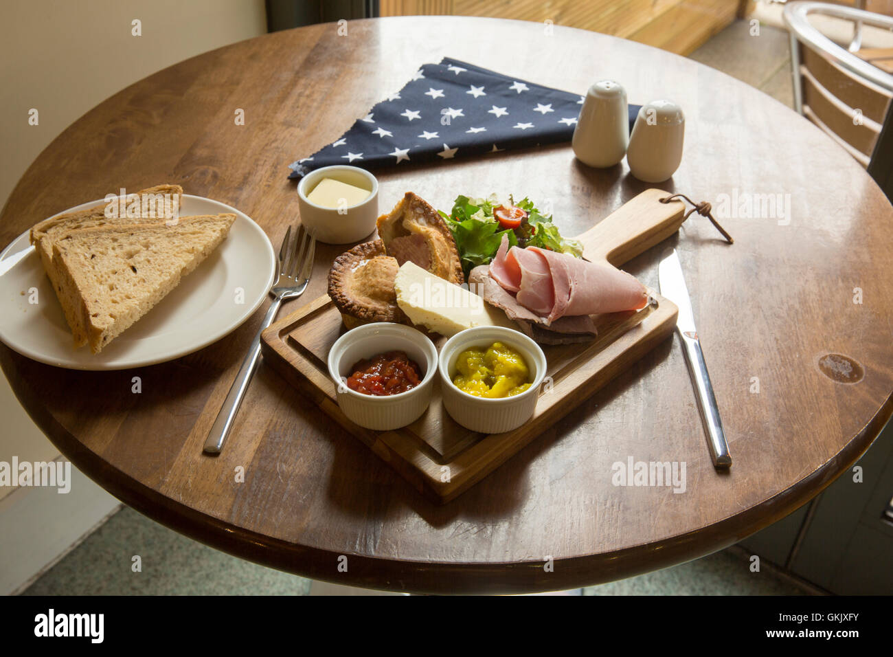 Ploughmans lunch platter hi-res stock photography and images - Alamy