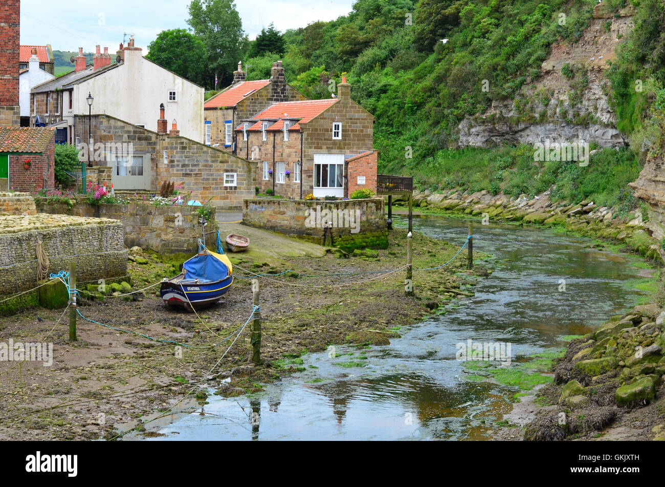 Boats in Staithes Beck at Low tide Stock Photo - Alamy