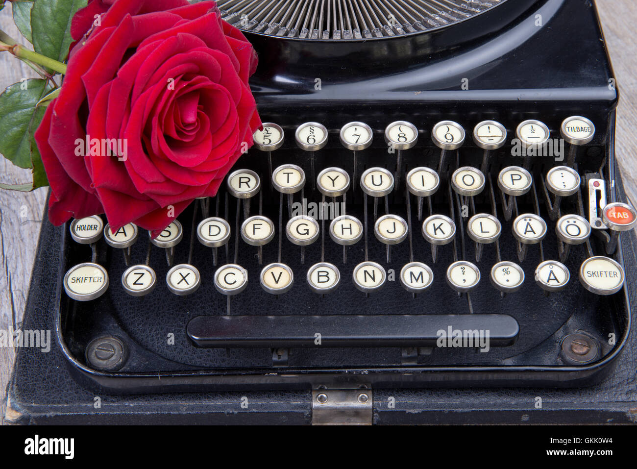 old typewriter with a red rose Stock Photo - Alamy