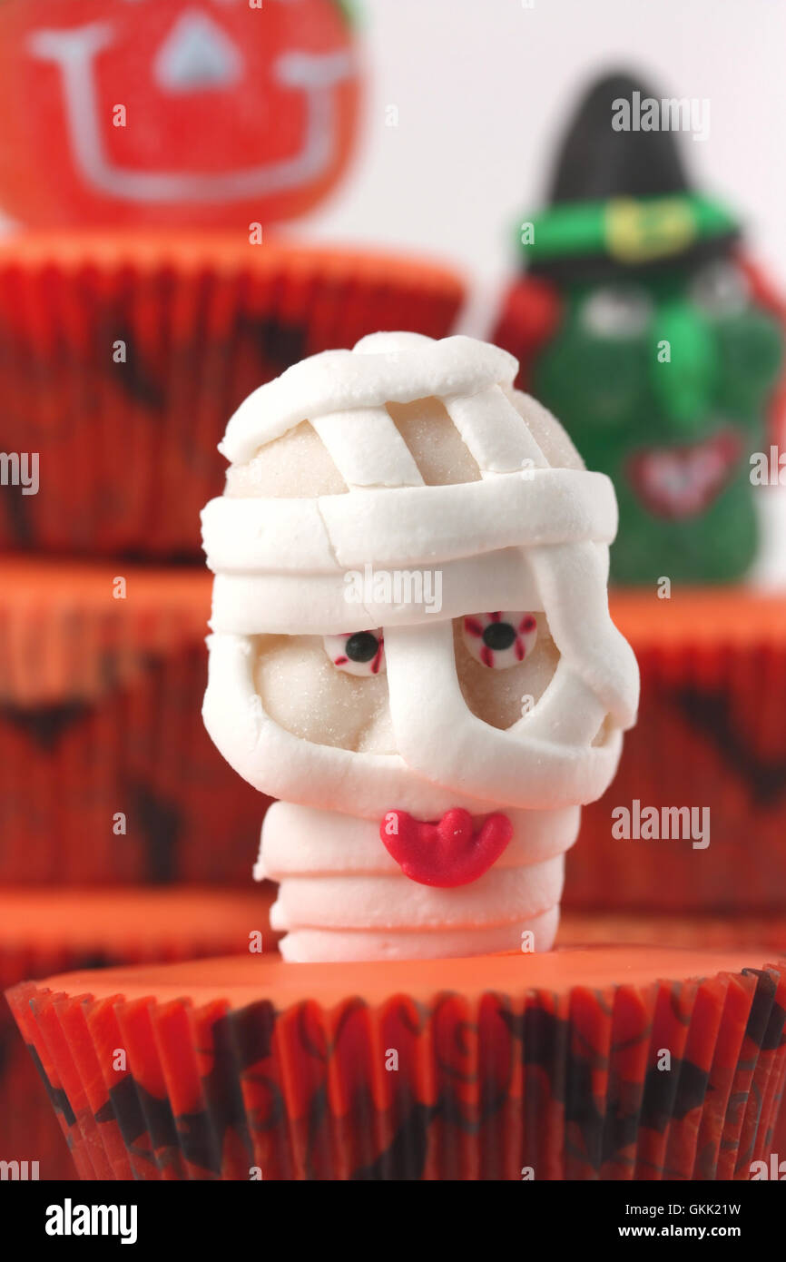Mummy sweet on Halloween cup cake Stock Photo - Alamy