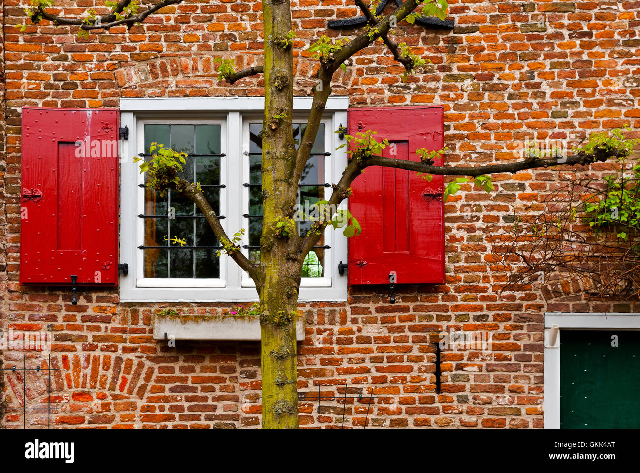 Red lacquer wood frame hi-res stock photography and images - Alamy