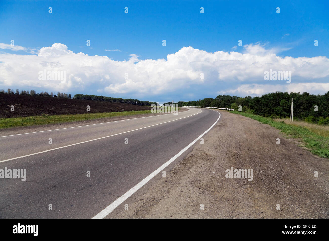 empty road surrounded by fields Stock Photo - Alamy
