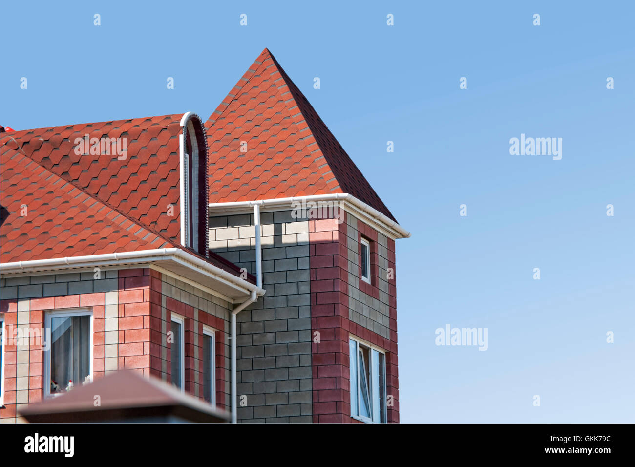 red roof of the modern brick suburban home Stock Photo - Alamy