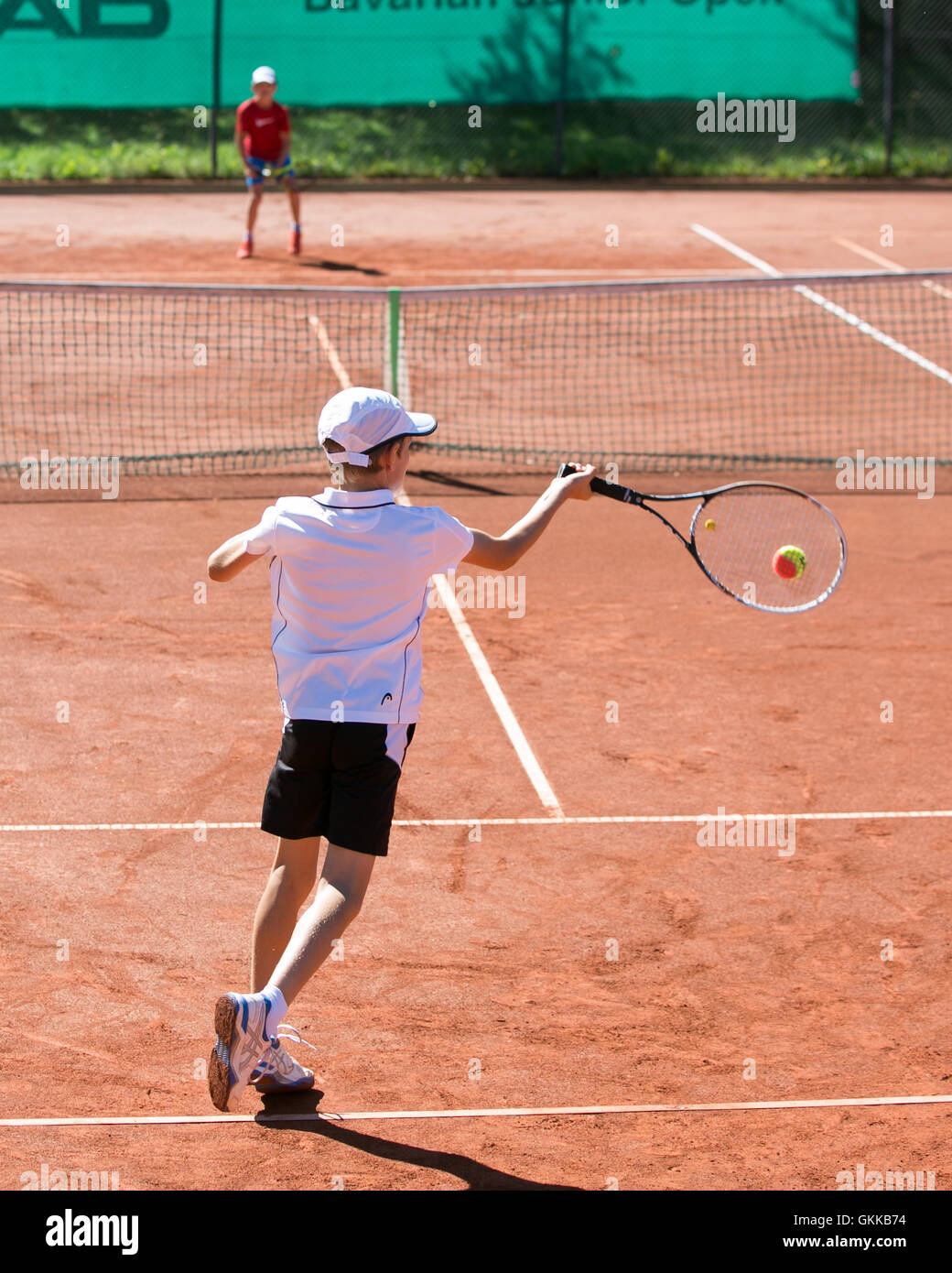 Kids playing tennis hi-res stock photography and images - Alamy