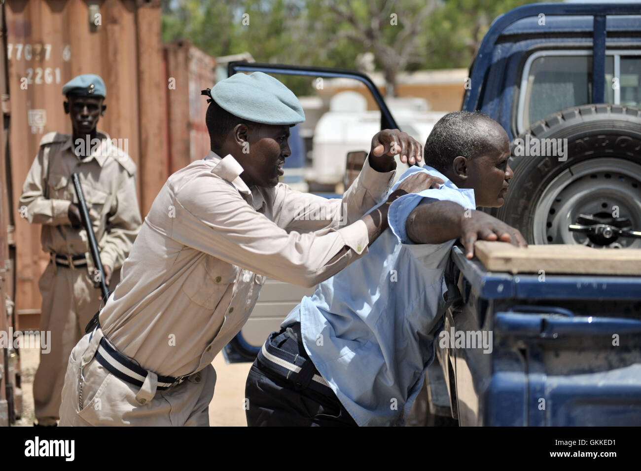 Somali police officers undergo a vehicle stop and search training ...