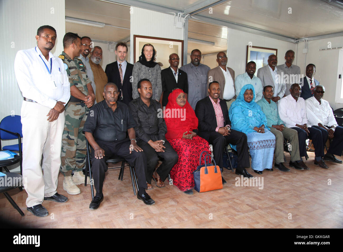 Members of Somalia’s parliament pose with UNSOM staff for a group ...