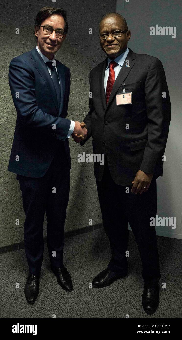 On March 18, 2015, Maman Sidikou, SRCC for Somalia, greeted Roger van ...