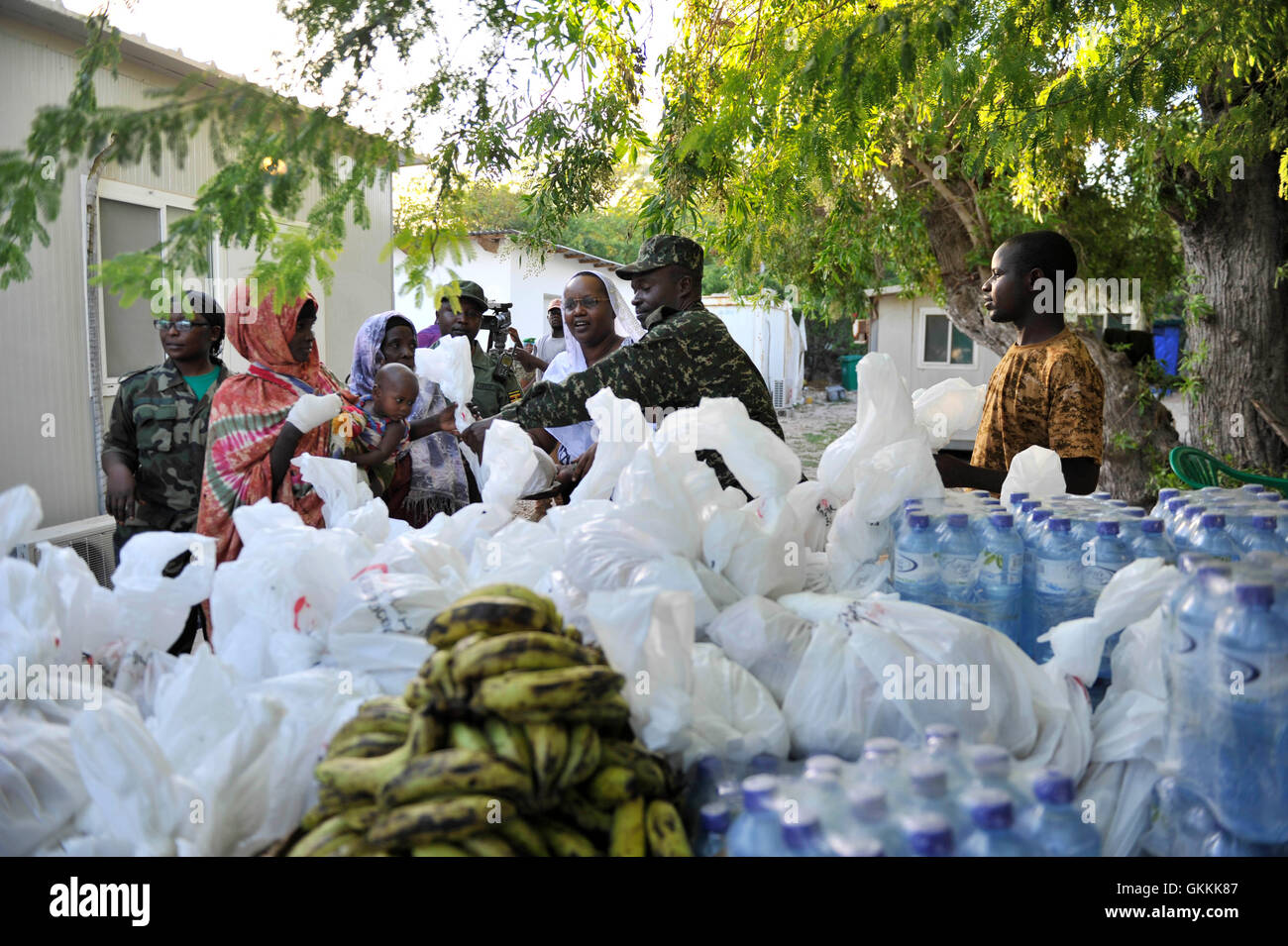 Residents of Wadajir district in Mogadishu receive food aid donated by ...