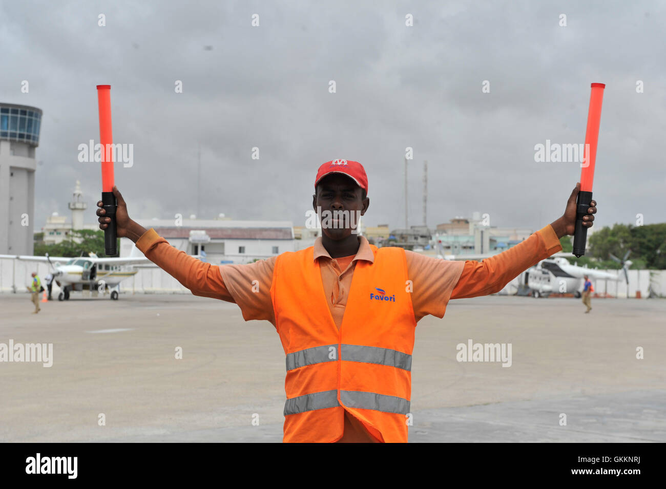 Airport ground crew signal hi-res stock photography and images - Alamy