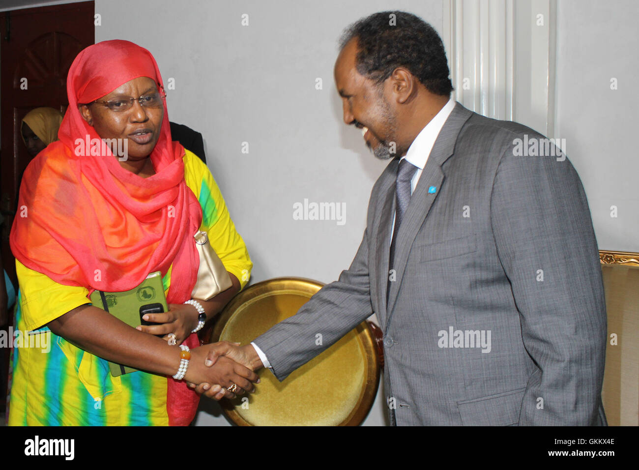 Somali President H.E Hassan Sheikh Mohamoud shakes hands with AMISOM ...