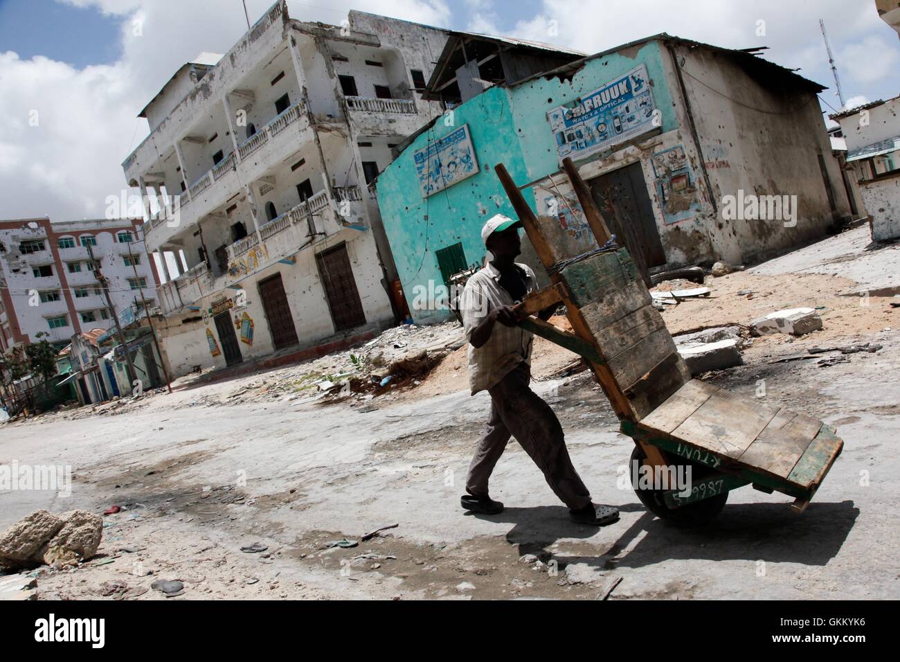 Life is returning to Bakaara Market in Mogadishu, Somalia, on September ...